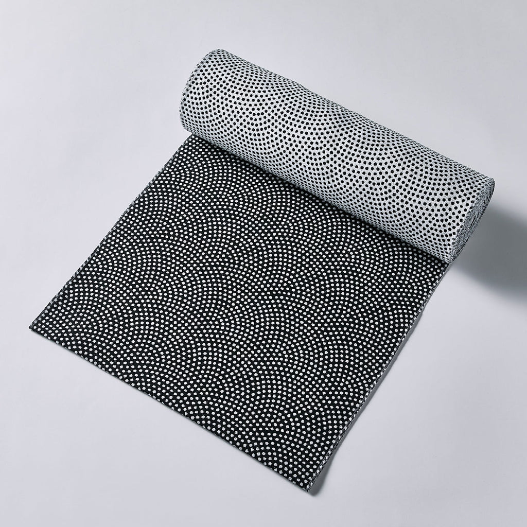 KAPUKI別注反物 米織小紋 「鮫小紋 白黒」 木綿 米沢織 – きもの KAPUKI